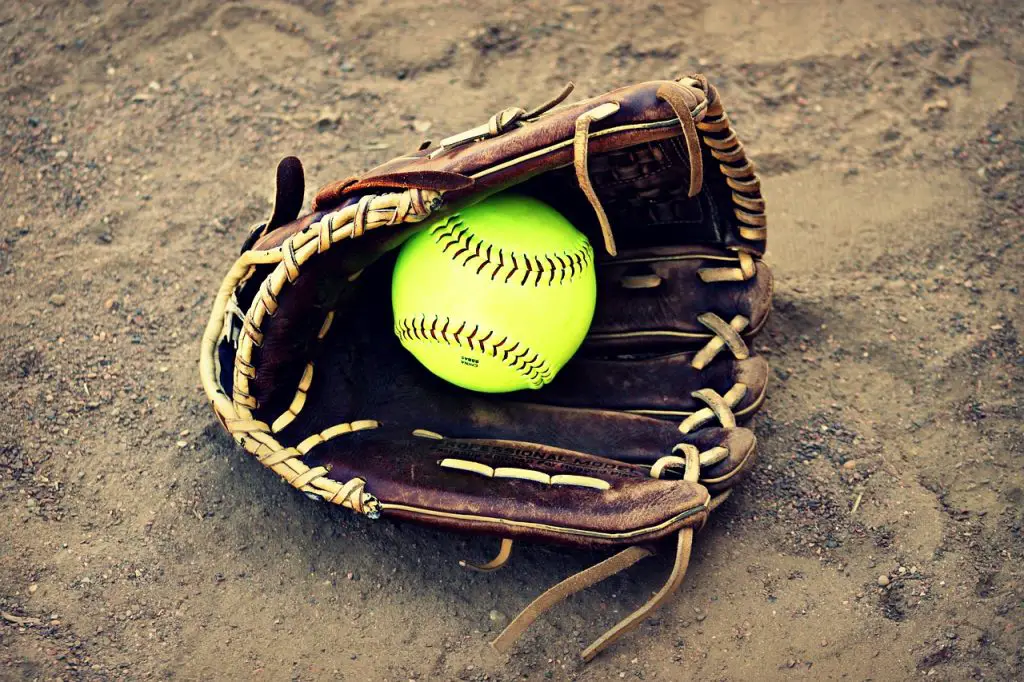 The Ultimate Guide To Catching A Softball: Expert Tips & Tricks ...
