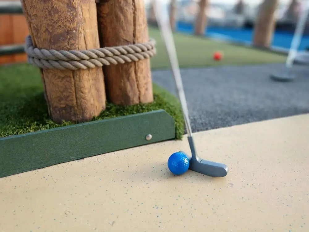 What To Wear To Mini Golf: A Perfectly Styled Outfit For The Course ...